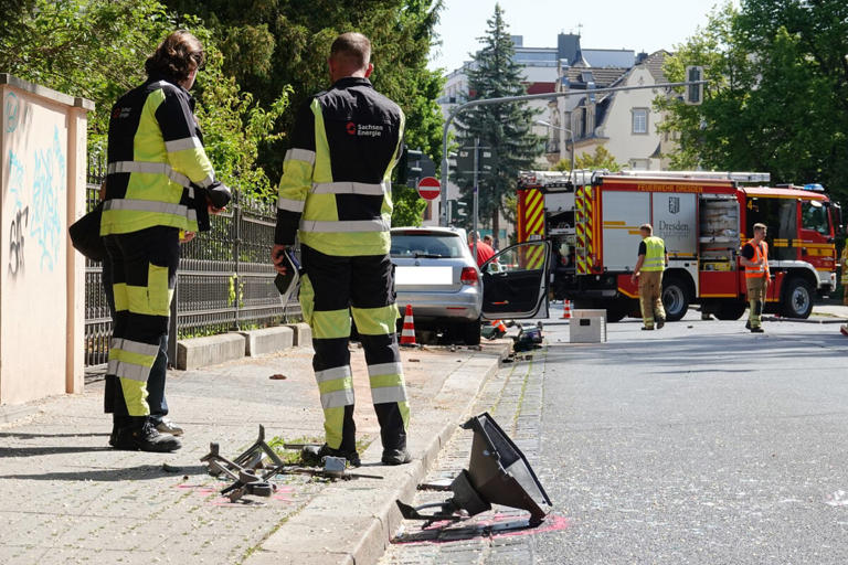Drei Verletzte bei Unfall mit Laterne: Feuerwehr muss Gas-Leck stopfen
