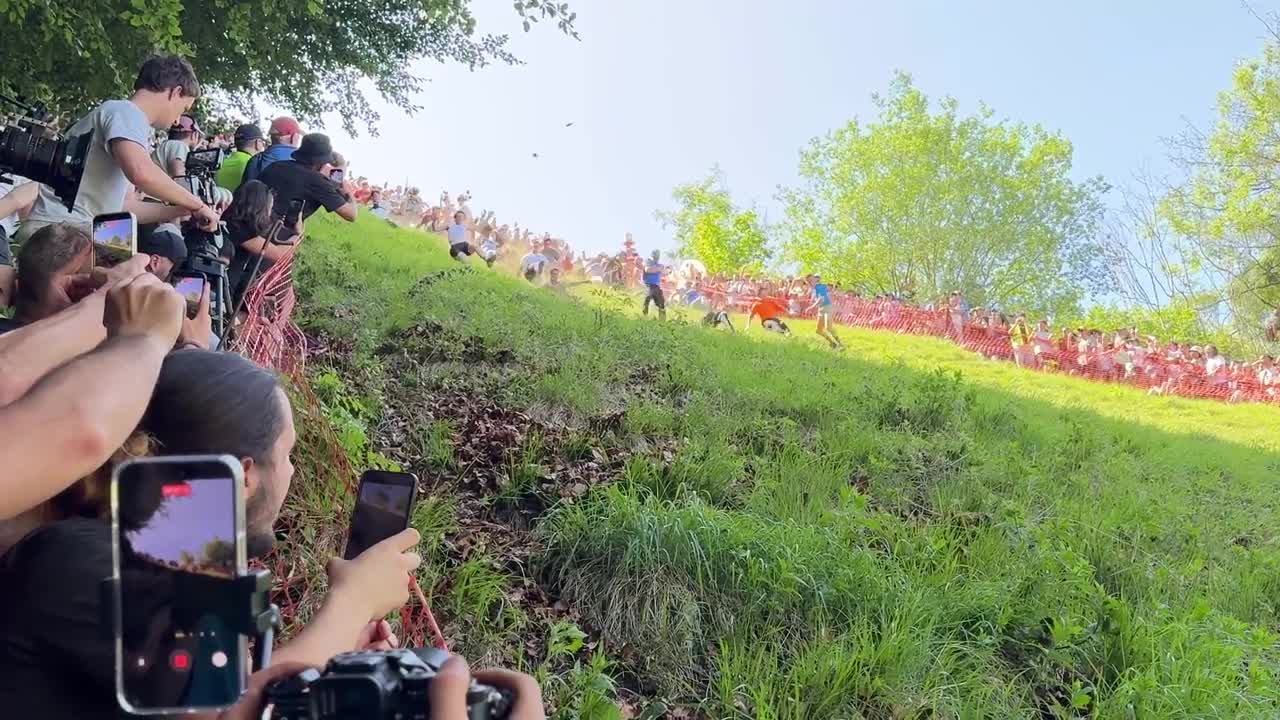 Cheese rolling race 2026 Cooper's Hill, Gloucestershire