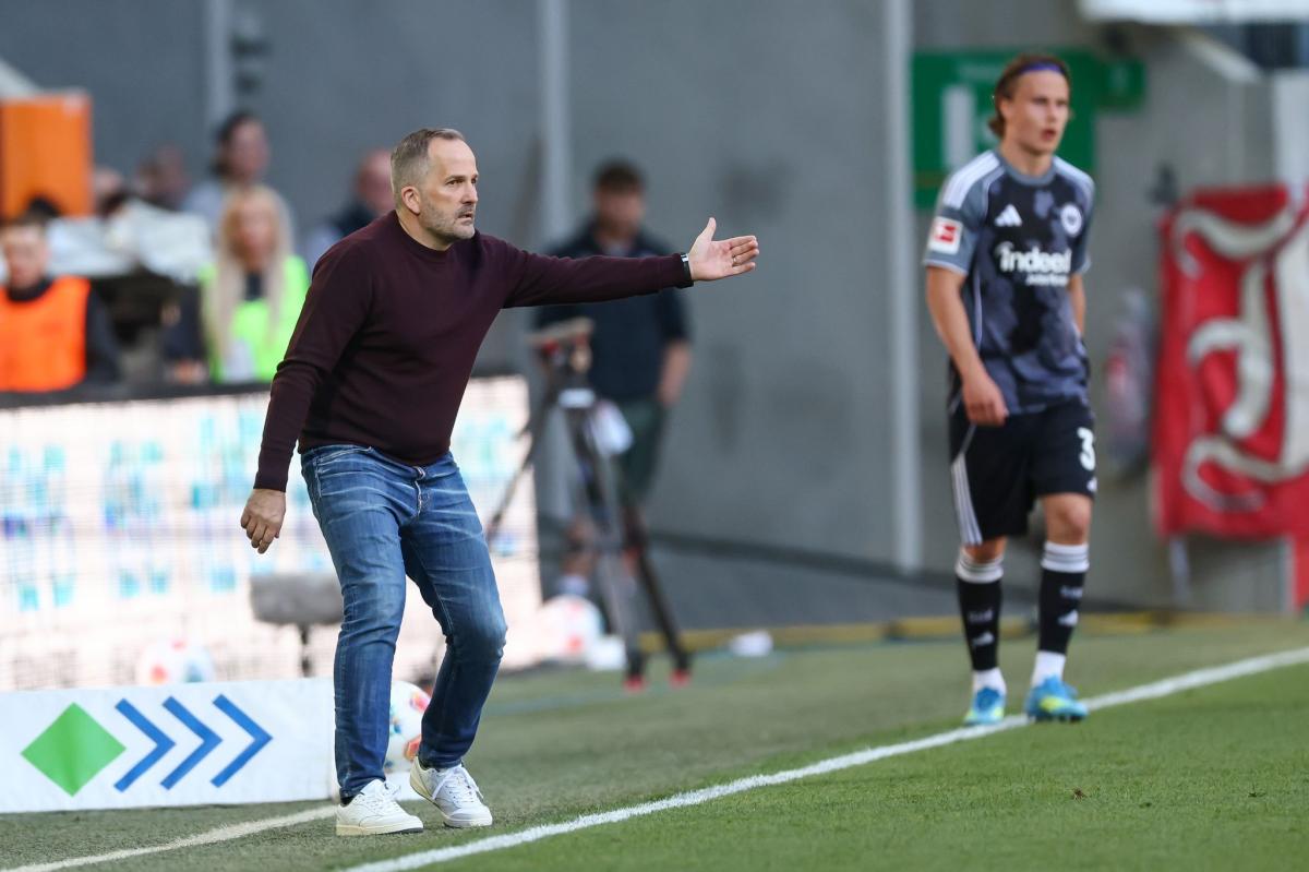 Soll Manuel Baum Trainer bleiben? Das sagen FCA‑Fans zur Personalie