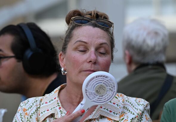 UK weather warning as extreme 'heat dome' traps scorching African air ...