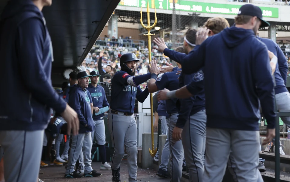 Mariners blast four homers to close AL West gap