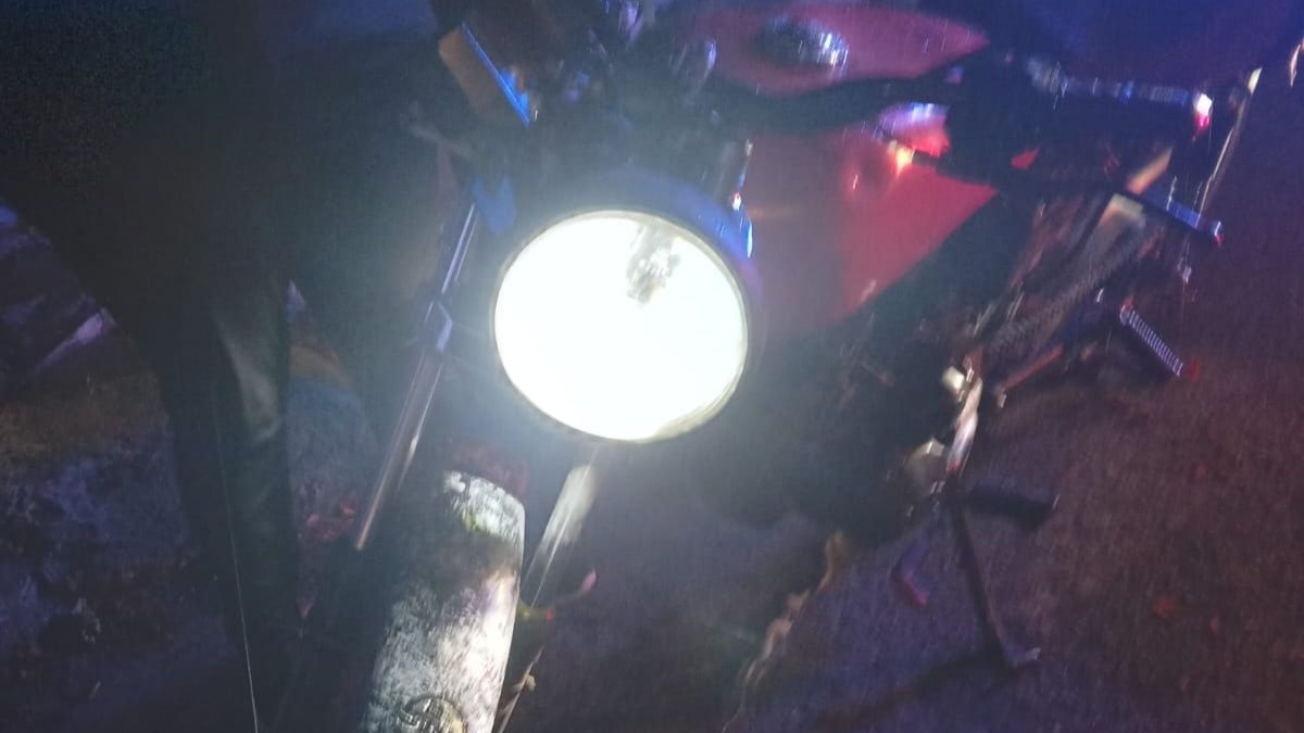 Motociclista sale proyectado al atorarse con cable colgado en Gómez Palacio
