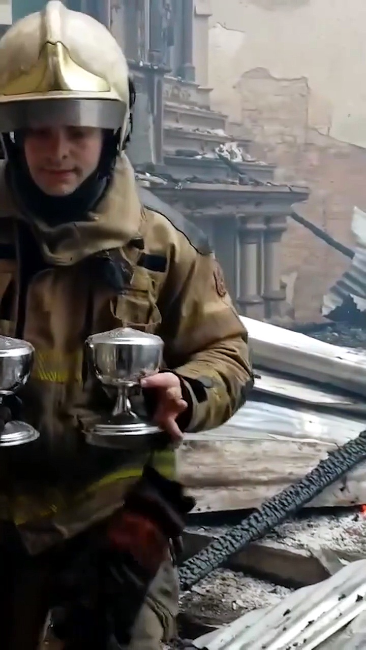 Bombeiro emociona fiéis ao salvar Jesus Eucarístico durante incêndio em ...