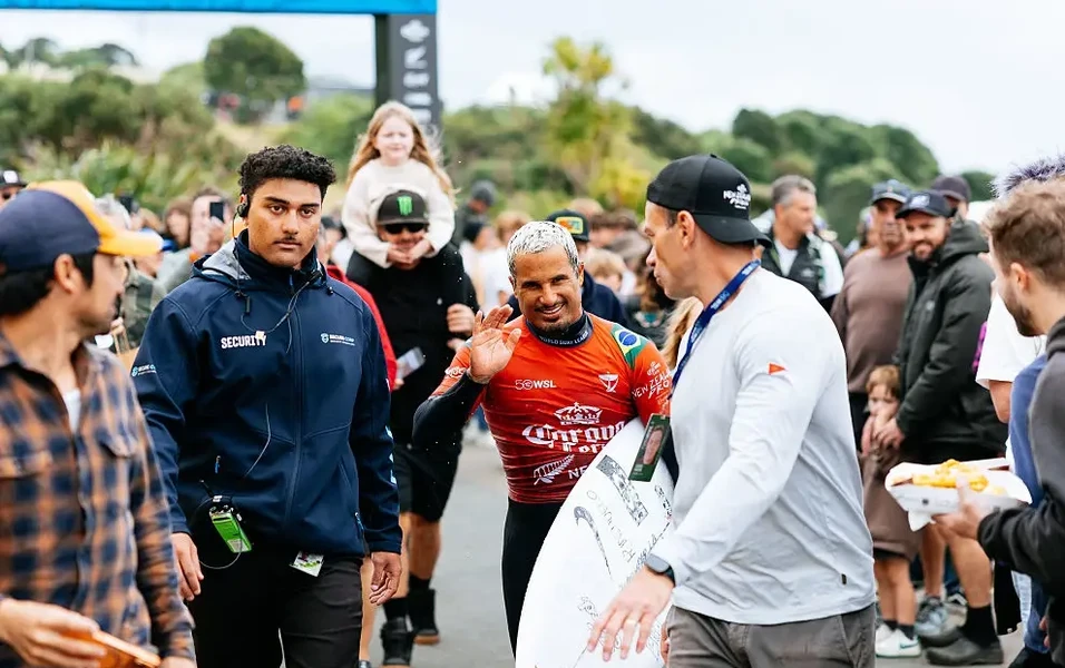 Seal or shark bite halts New Zealand surf finals