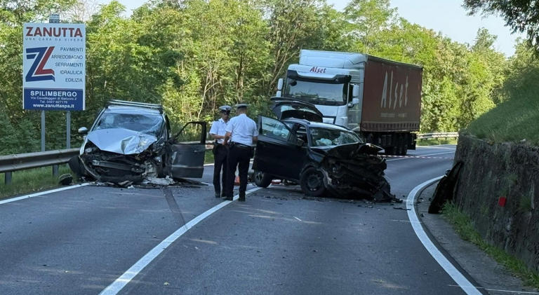 Fuga e inseguimento dopo l'alt dei carabinieri: incidente frontale e ...