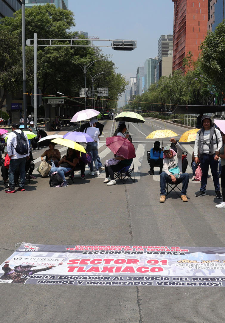 Maestros mexicanos escalan protestas en la capital y toman el ...