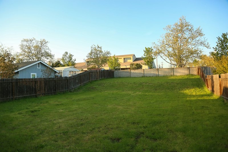 Neighbor fences off 240 square feet of homeowner's yard, dismisses ...