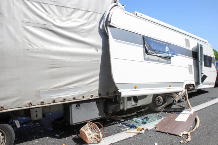 Autobahn-Crash! Transporter schiebt sich mehrere Meter in Wohnwagen