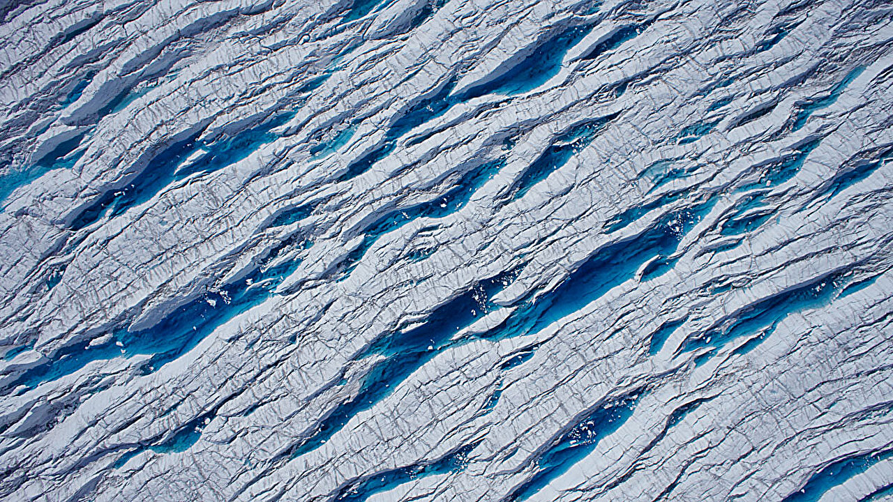 Stretching and squeezing drive the timing of glacial meltwater release