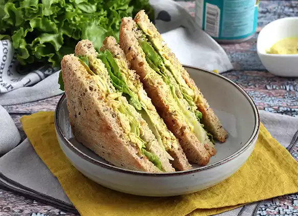 Club sandwich med kyckling och curry