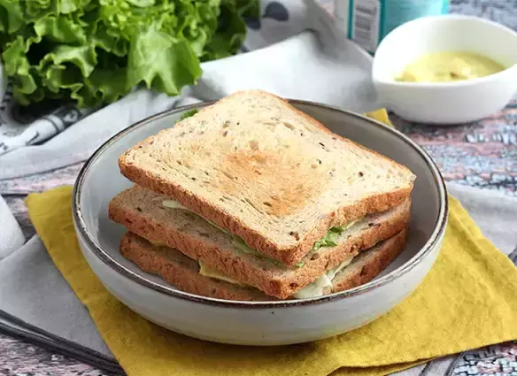 Club sandwich med kyckling och curry