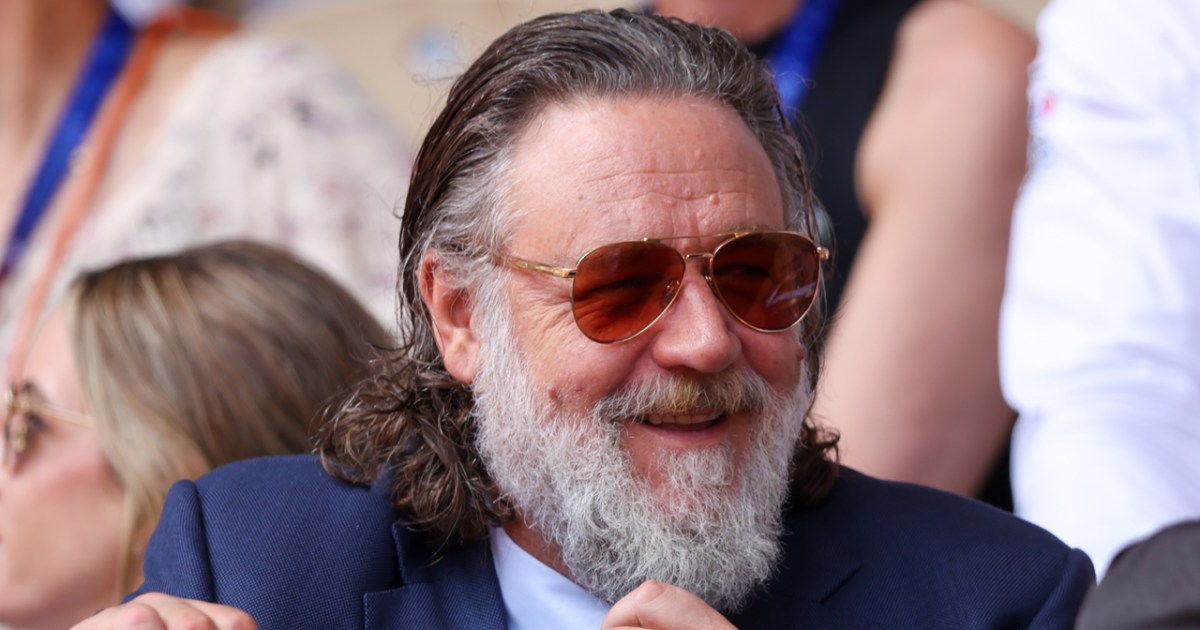 WWE star says Russell Crowe handled autograph hunters like an ‘absolute ...