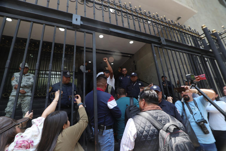 Maestros mexicanos escalan protestas en la capital y toman el ...
