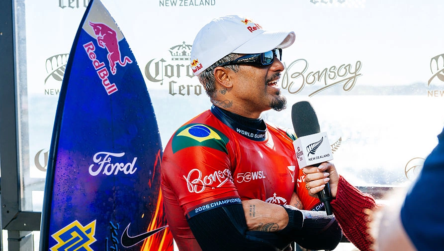 Seal or shark bite halts New Zealand surf finals