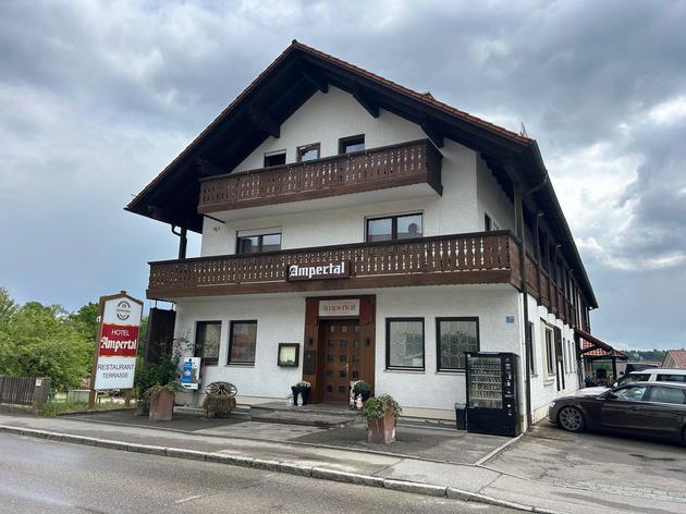 Zur Sicherung der sozialen Infrastruktur: Dorfgemeinde kauft Hotel ...