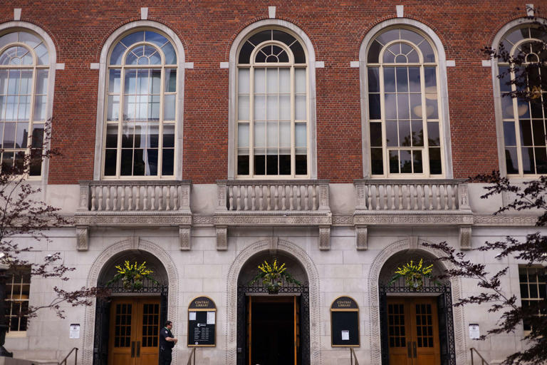 This 'stunning' floral walking tour is bringing foot traffic to ...