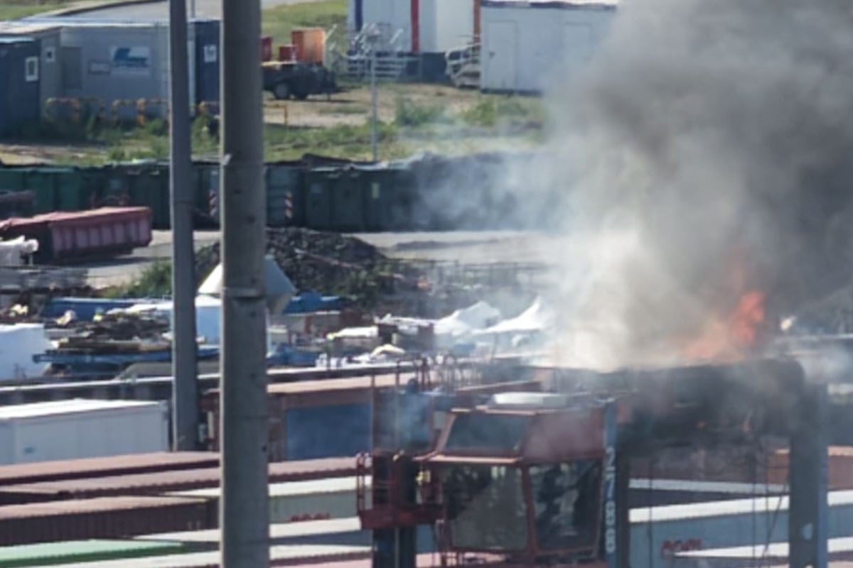 Großeinsatz im Hamburger Hafen: Feuer auf Container-Terminal