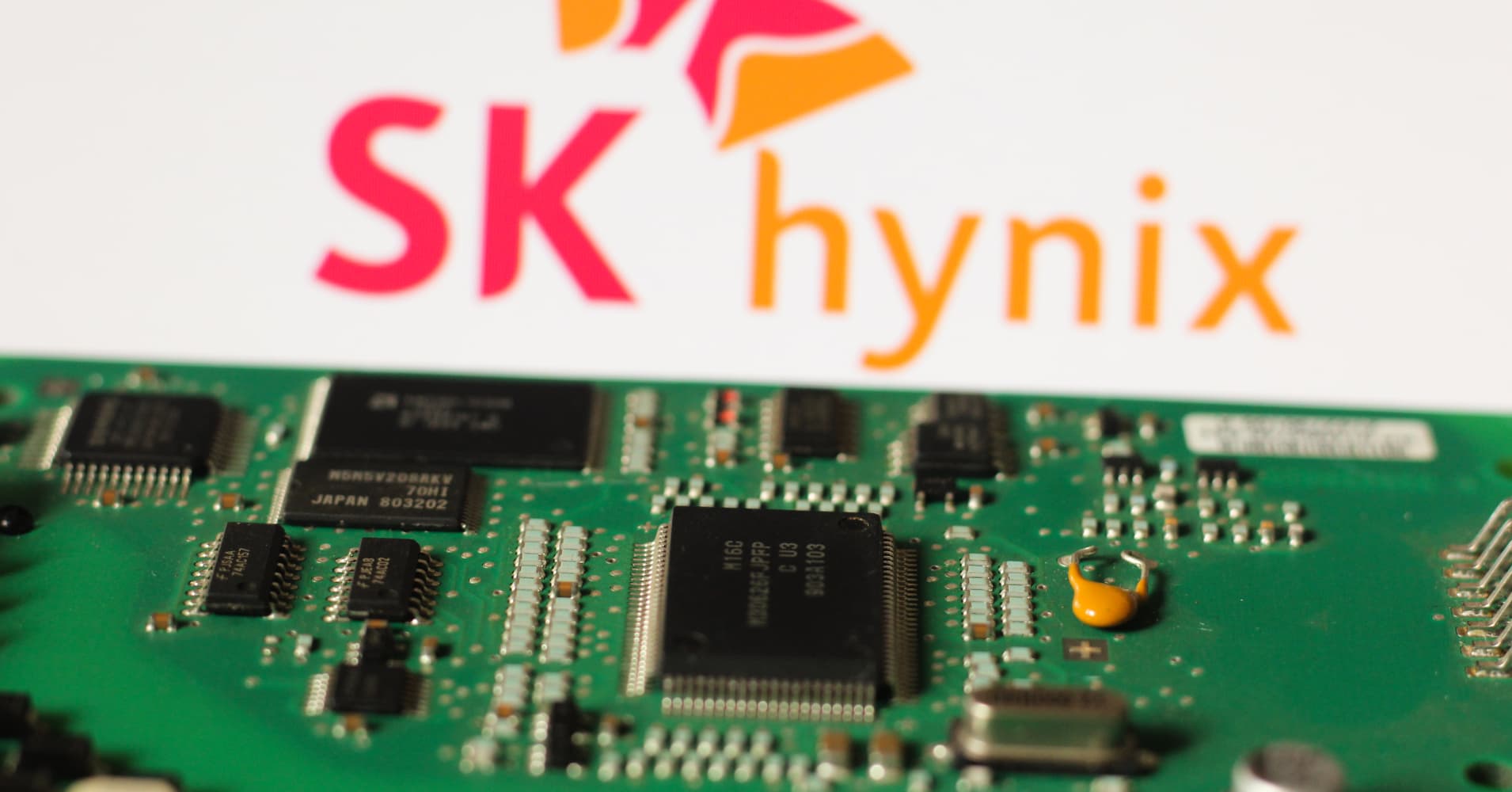 SK Hynix hits $1 trillion valuation as AI boom lifts South Korean chip ...