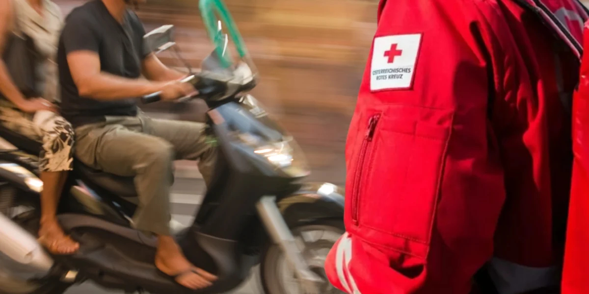 Frontalcrash: Drei Jugendliche von Mopeds geschleudert und verletzt