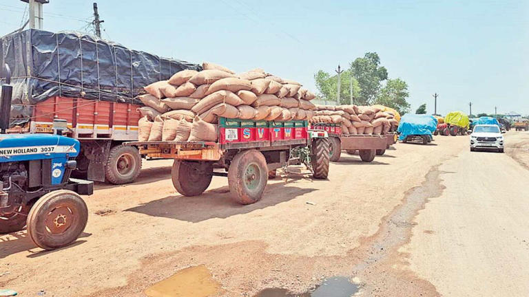 తడిసిన వడ్లు కొనేందుకు ససేమిరా..