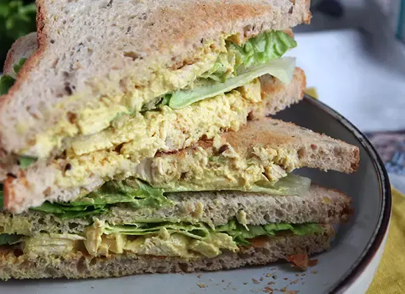Club sandwich med kyckling och curry