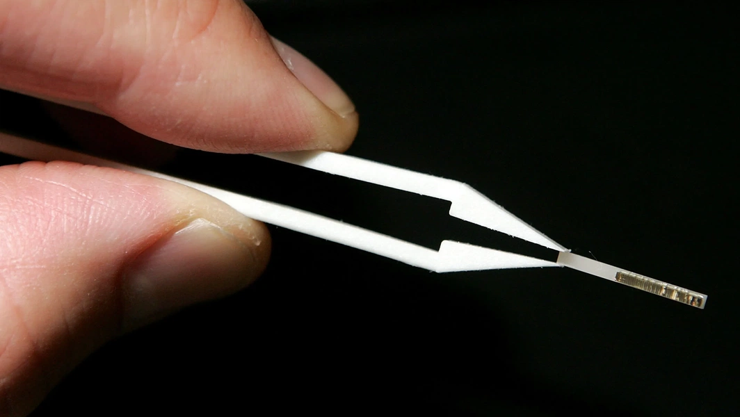 Researchers achieve record-low energy optical switching in photonic chip
