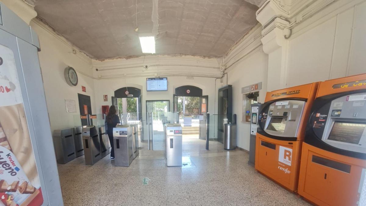 Reabierto el vestíbulo de la estación de Sant Joan Despí tras medio año ...