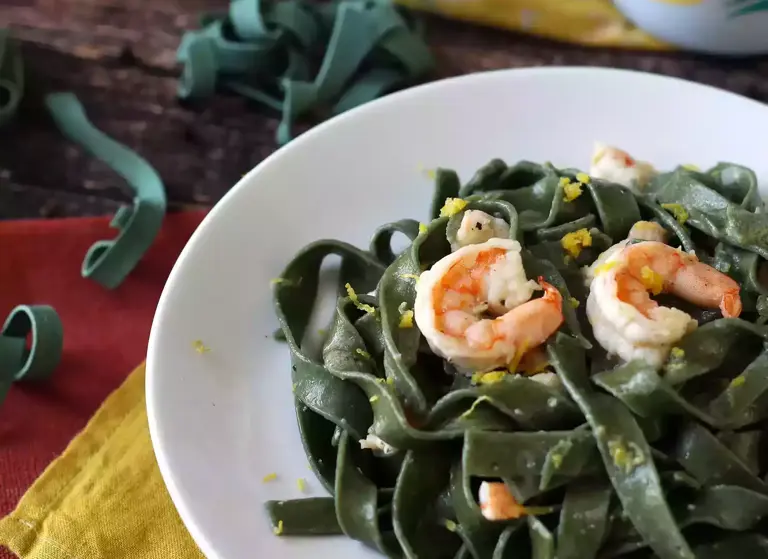 Tallarines de espirulina con gambas y limón, un plato saludable y lleno ...