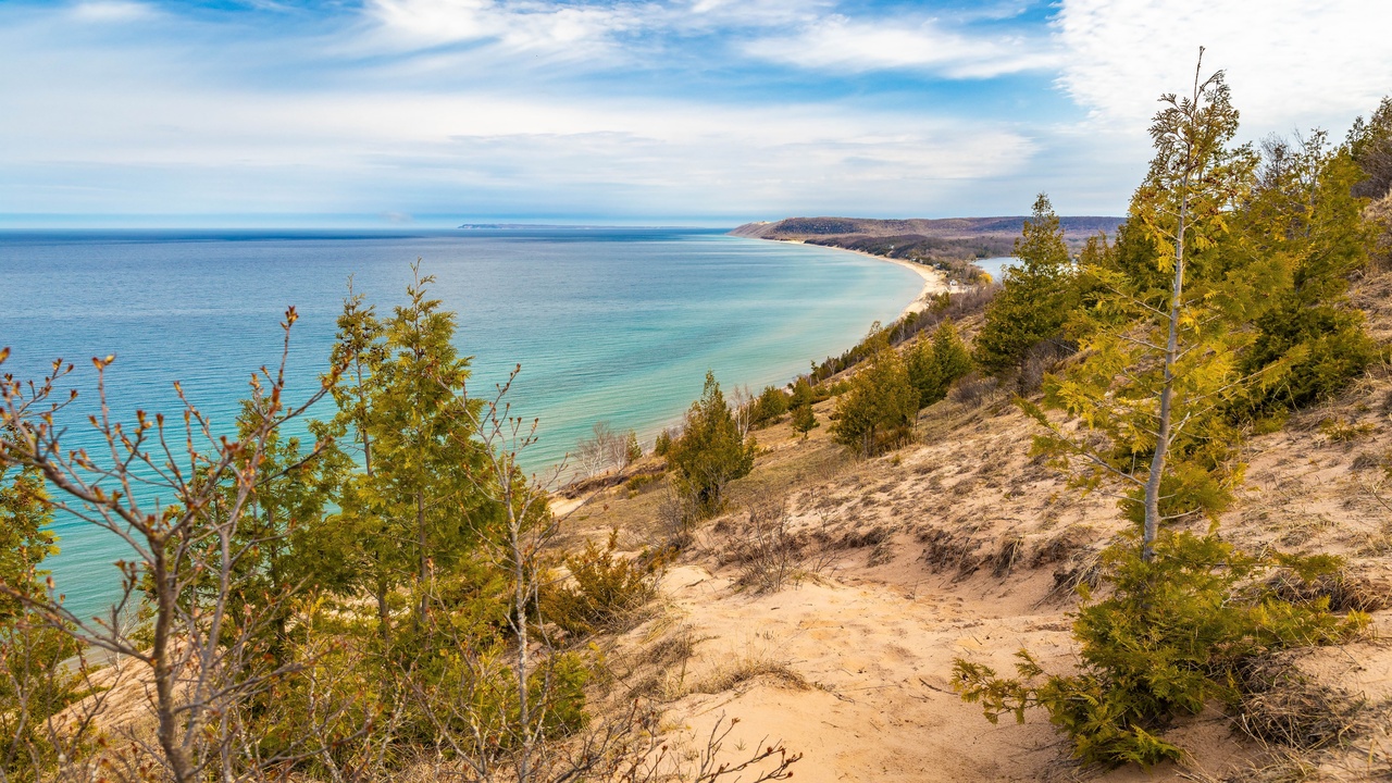 You can stand on a 450-foot sand cliff above open water in Michigan and ...