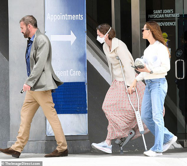 Ben Affleck and Jennifer Garner dote on mask-clad daughter Violet as ...