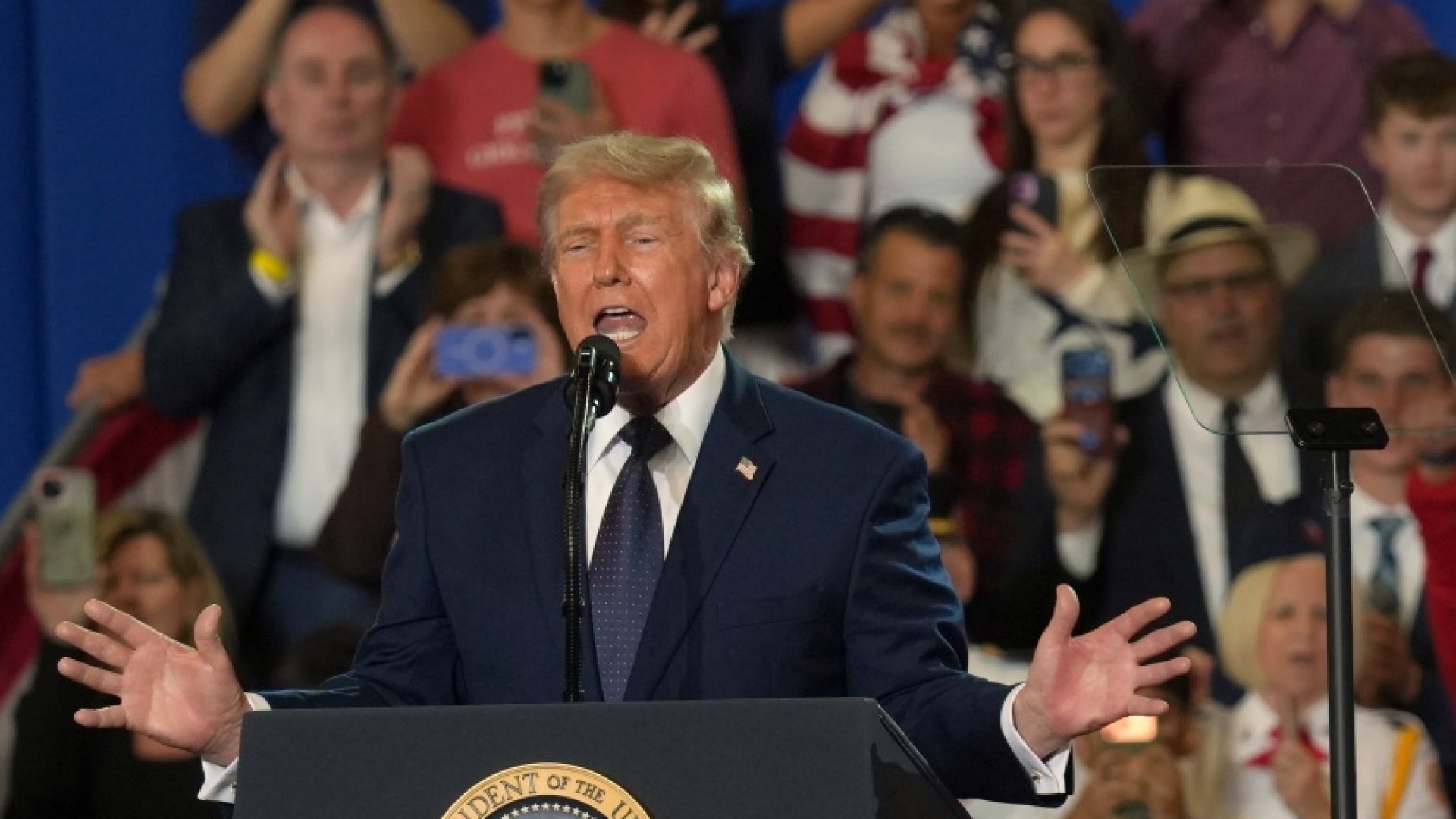'Asleep at the wheel': Democratic pollster blasts Trump’s declining ...