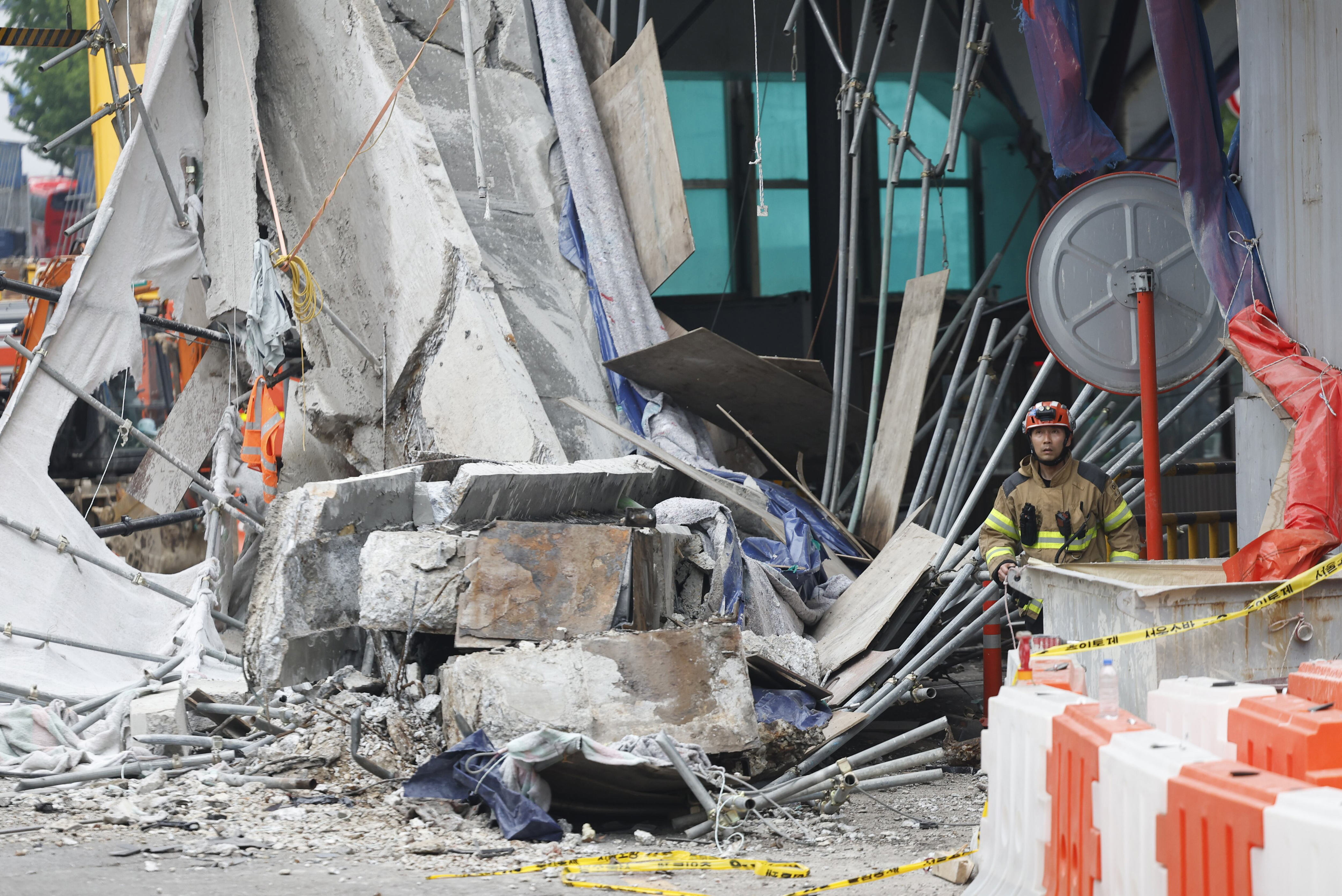 Exclusive: Seosomun overpass collapse: Inspection without supports ...