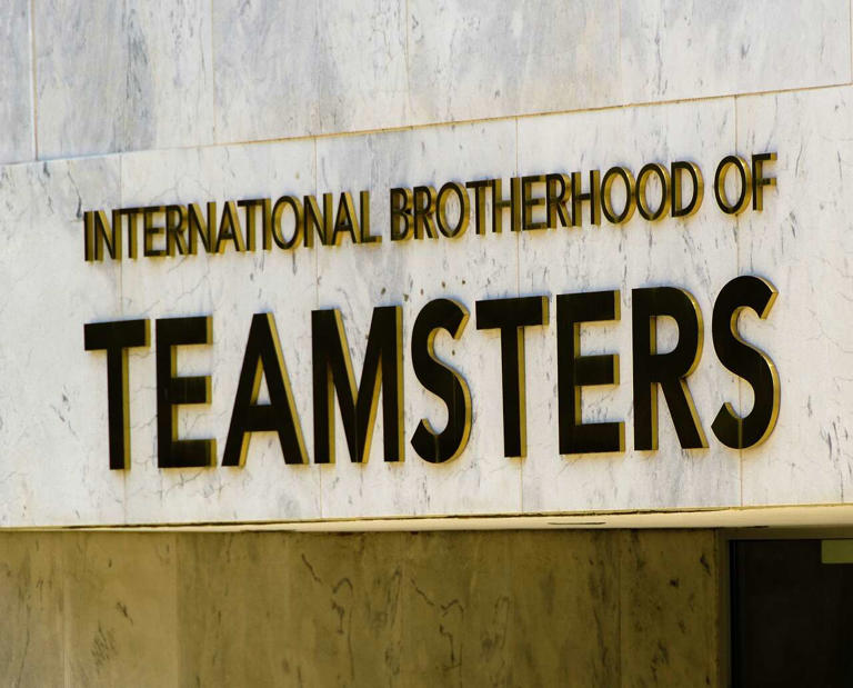 Teamsters expand Breakthru Beverage picket lines to Champaign and ...