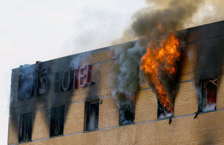 30 horas contra el fuego en un hotel de Málaga: llamas sin control por ...