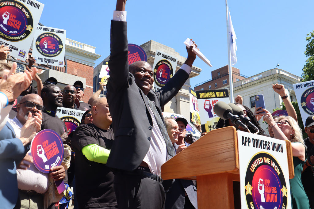 In historic first, Uber and Lyft drivers unite to form union