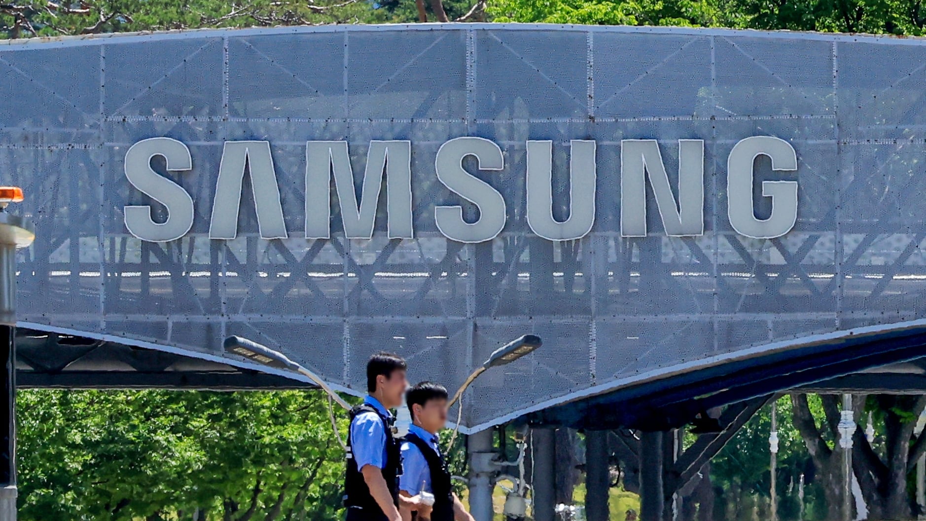Samsung Electronics approves wage pact with 73.7% backing