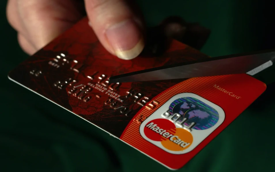 Borrower’s failed credit card consolidation sparks debate on risks