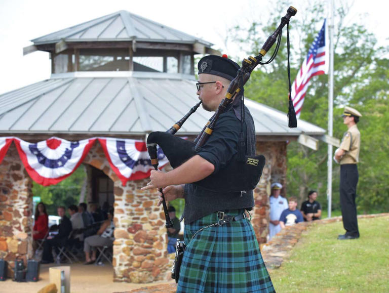 Bastrop honors veterans at Memorial Day ceremony. See photos