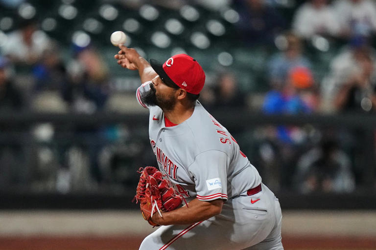 Reds rout Mets, who fall 11 under .500 again