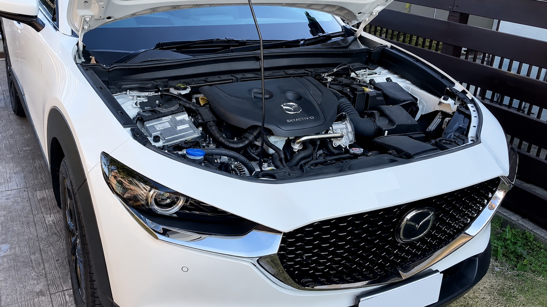 Mazda CX 30のボンネットを開けて気づいたこと