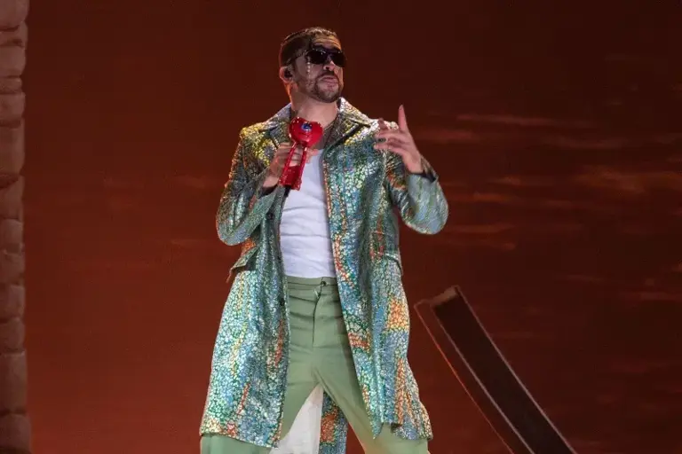 Bad Bunny llega a Toy Story 5: dará voz al personaje «Pizza con gafas»