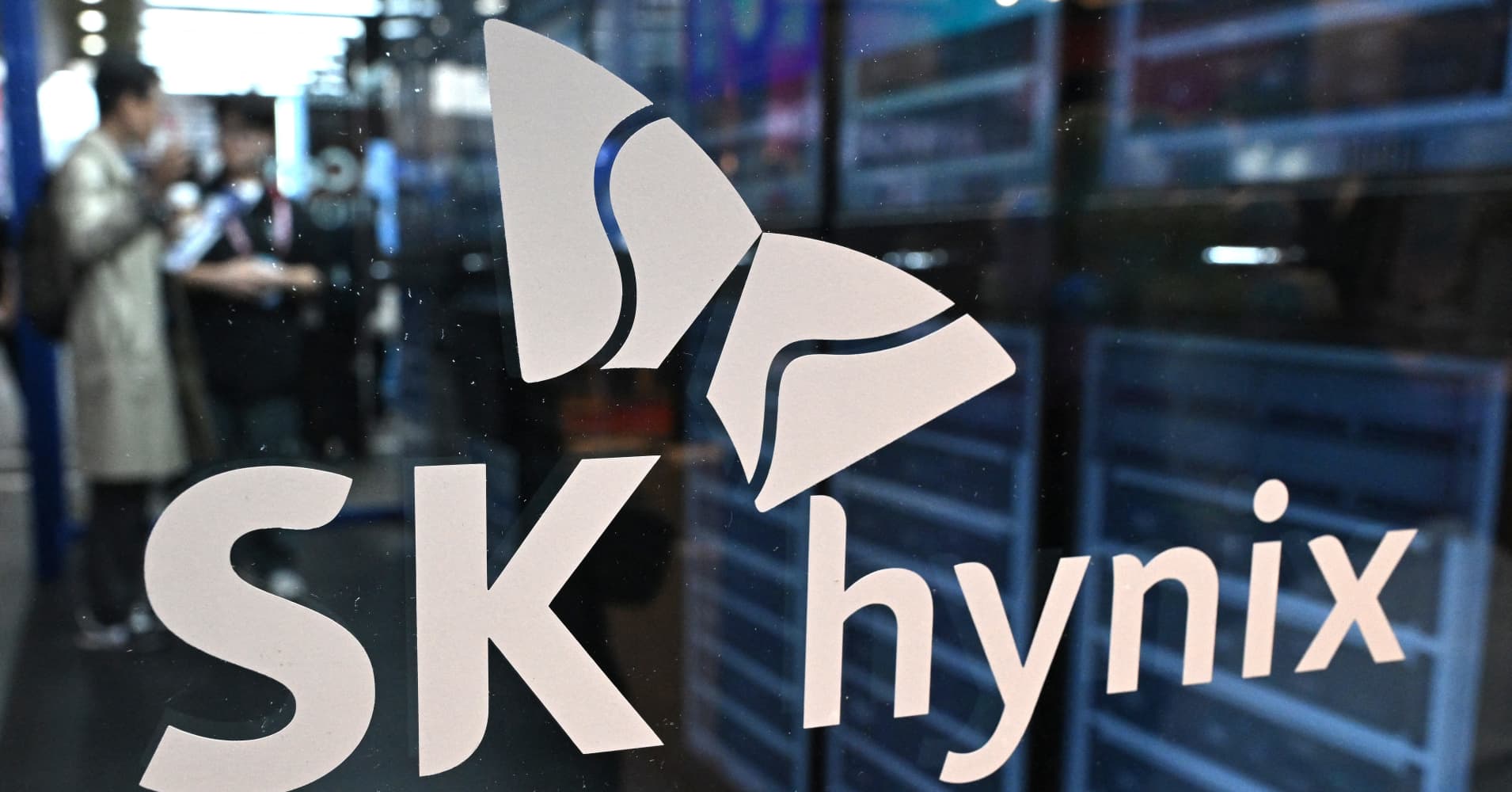 SK Hynix hits $1 trillion valuation as AI boom lifts South Korean chip ...