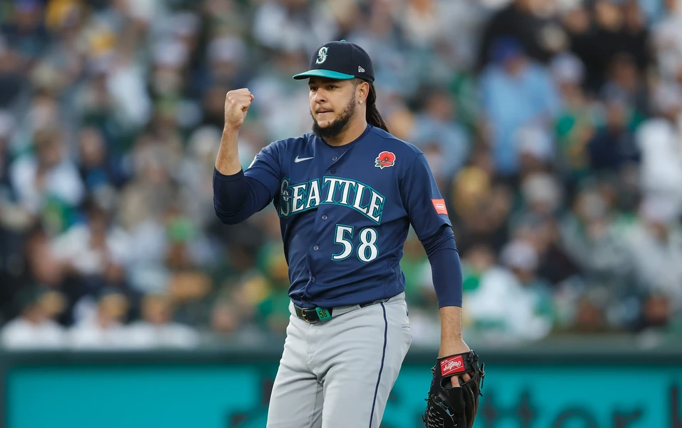 Castillo's dugout outburst spotlights Mariners' piggyback tension