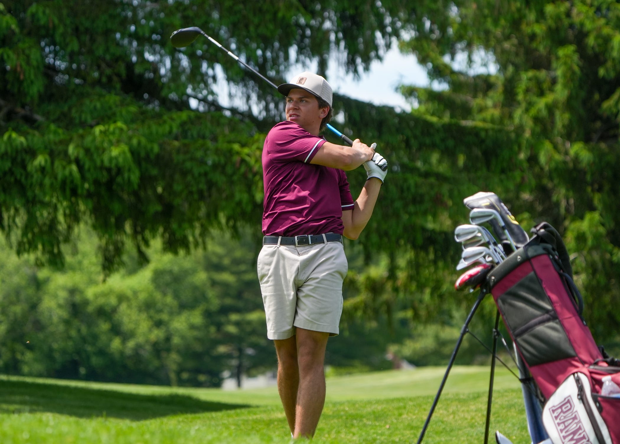 Defending champs put on a show during day 1 of golf championships