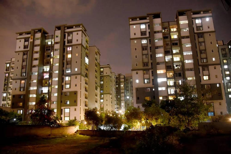 110kV lines hanging on head, P&T apartment residents air grievances