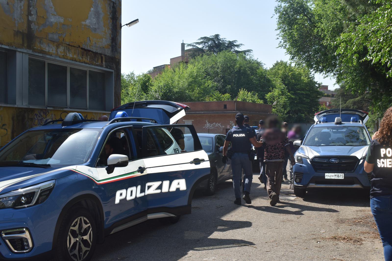 Blitz della polizia alla caserma Stamoto. Undici persone denunciate e ...
