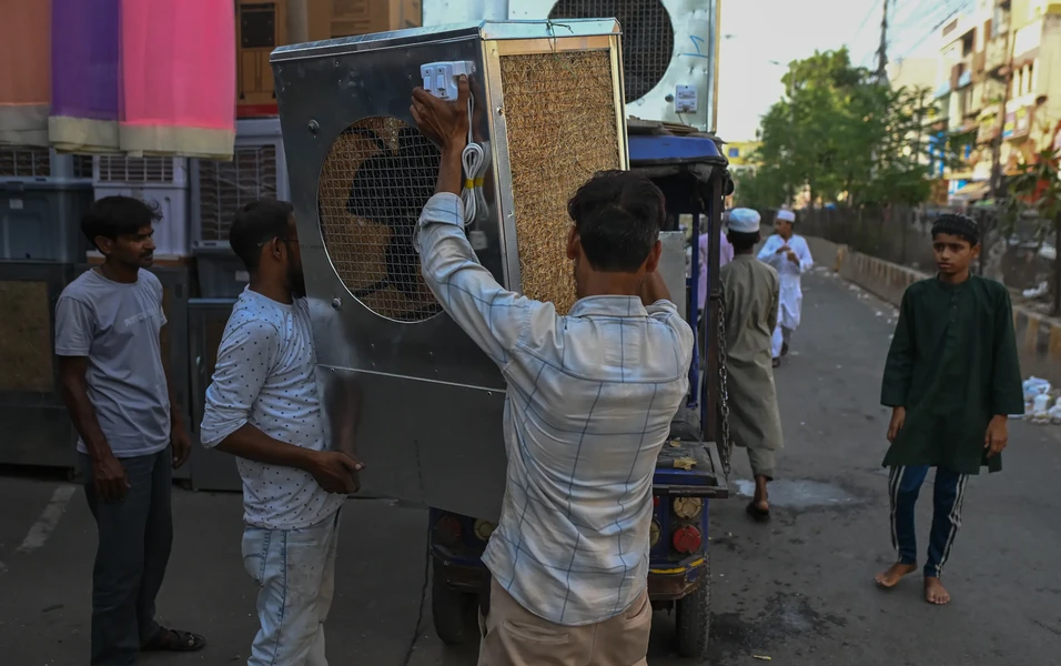 Indians use water and fans to cool transformers in heatwave