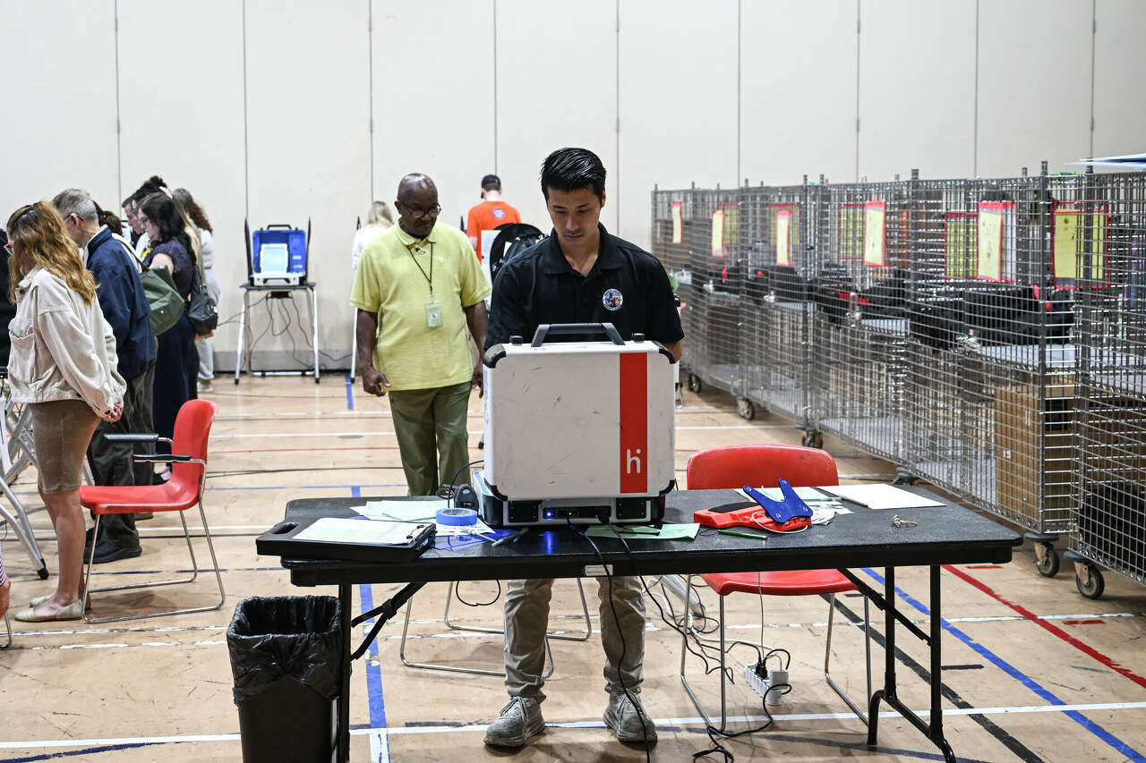 Computer glitch temporarily disrupts voting in Fort Bend County