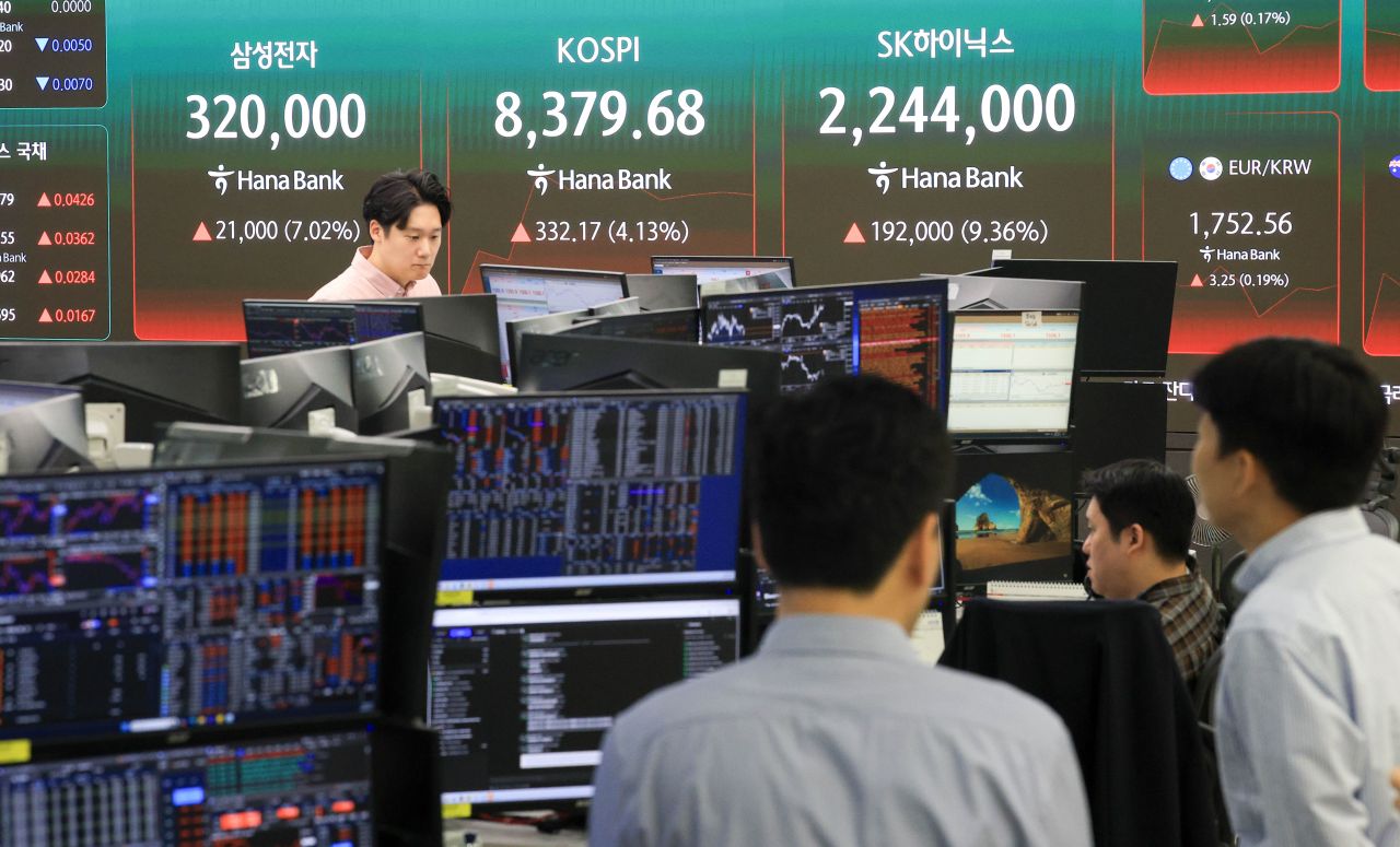 코스피, 장초반 4% 올라 8400 돌파…코스닥은 하락전환