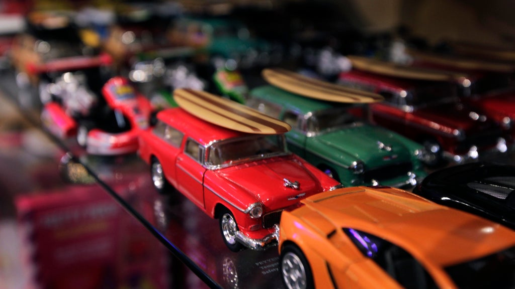 Man charged with theft of $1 million in collectible cars from former LA ...